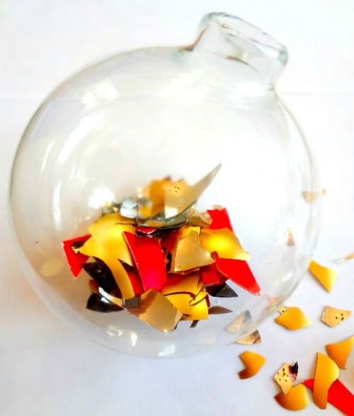 10 Brilliant And Festive Ways To Upcycle Broken Christmas Ornaments ...